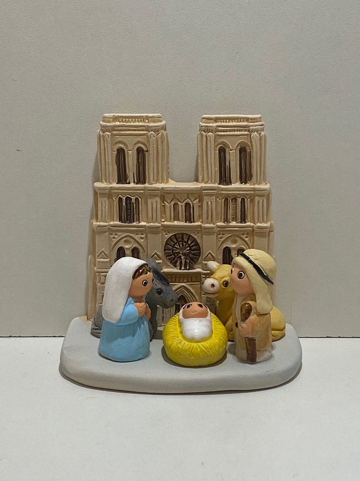 MINI CRECHE DU MONDE CERAMIQUE NOTRE DAME DE PARIS 8X7CM - Articles ...