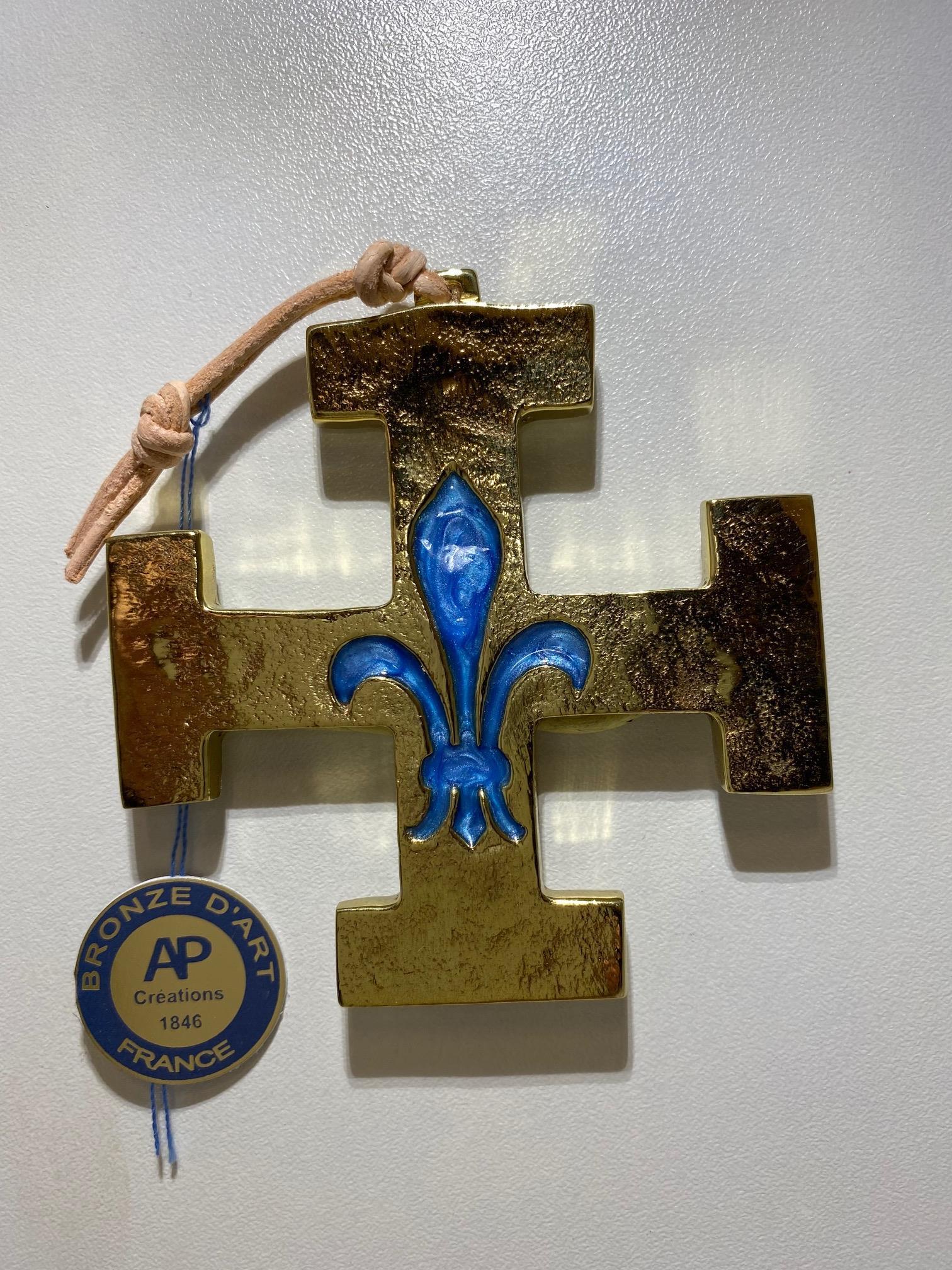 CROIX BRONZE SCOUT LYS BLEU 7X7CM PT – Chretien